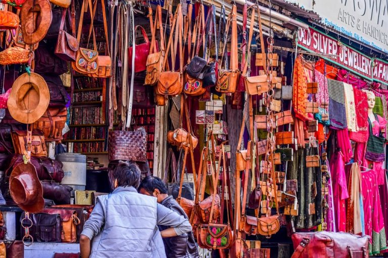 How to Haggle in India at Markets - Tips from Travellers and Indians!